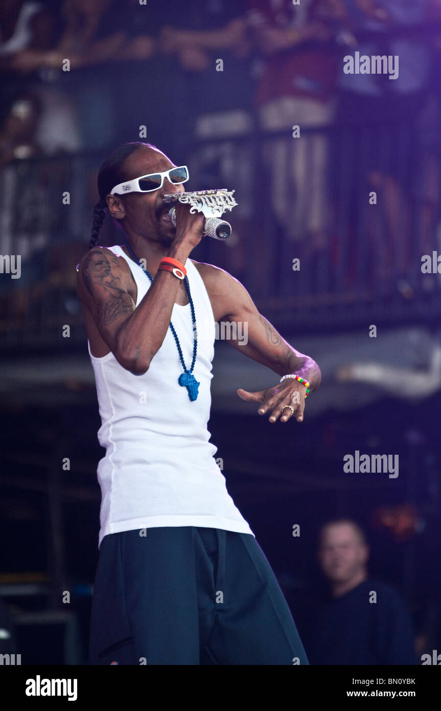 Snoop Dogg performing live, Glastonbury 2010 Stock Photo - Alamy