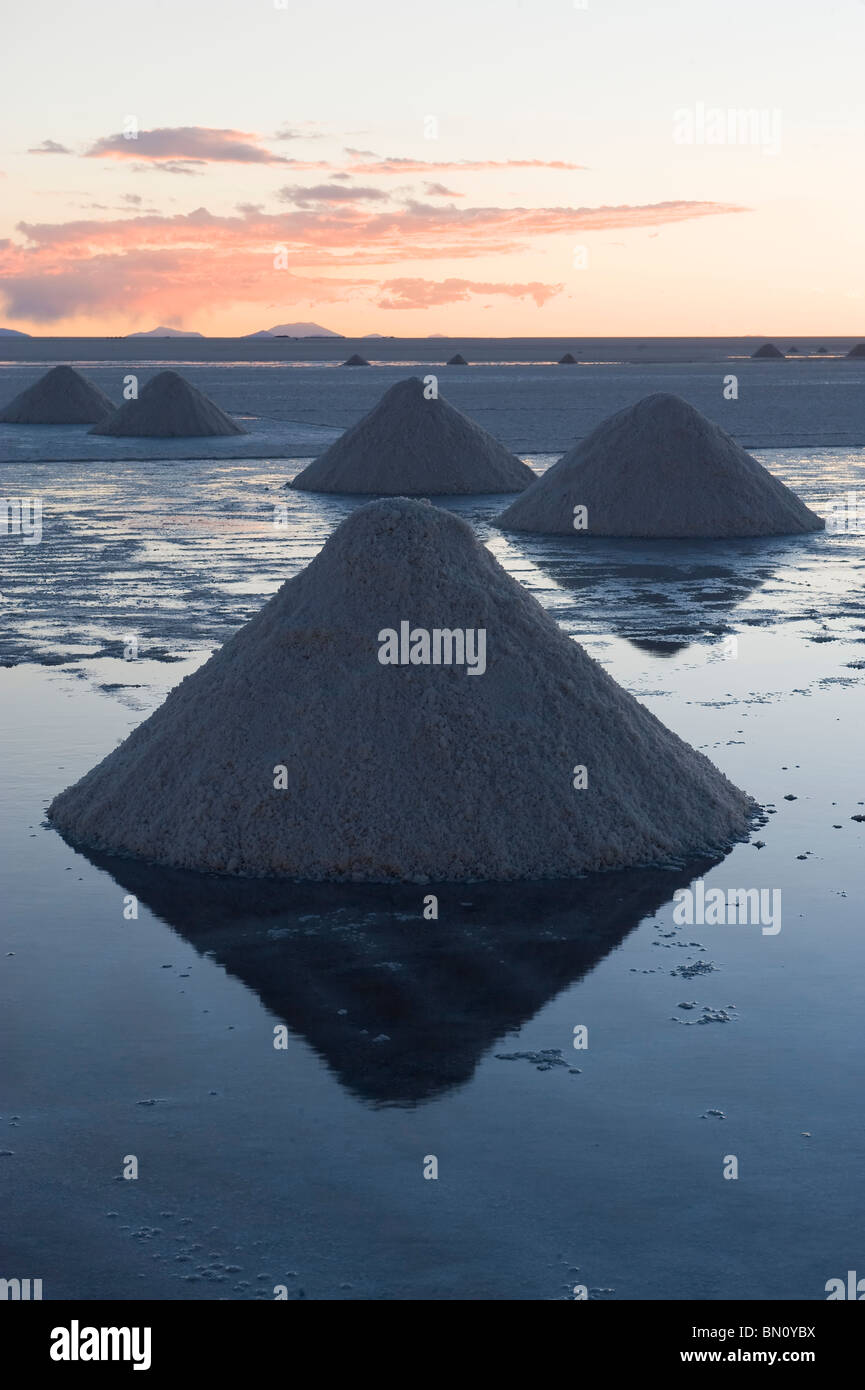 Salt cones, Salar de Uyuni at sunset, Potosi, Bolivia Stock Photo - Alamy
