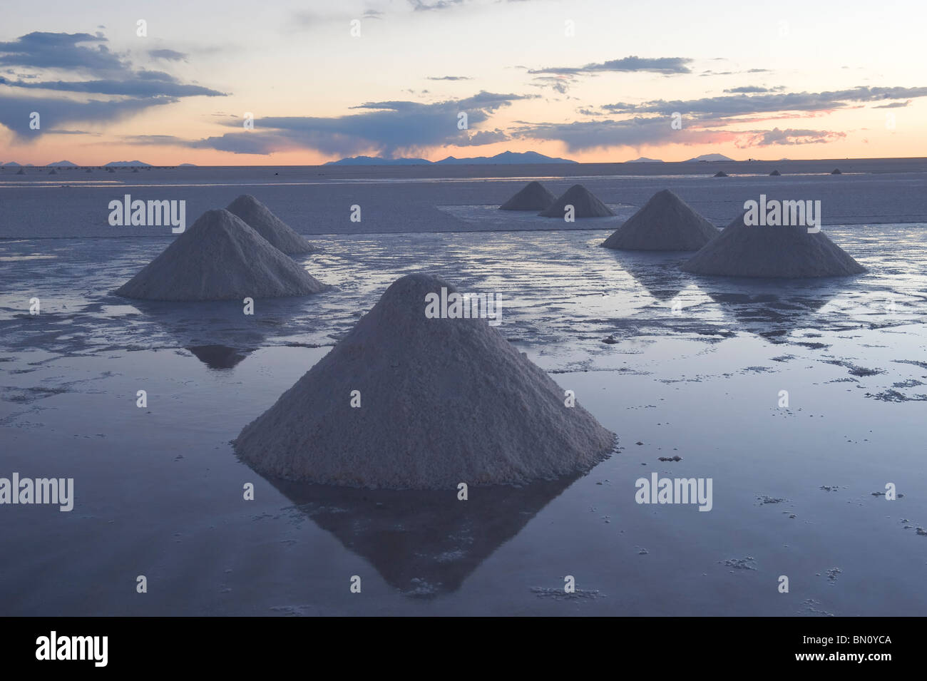Salt cones, Salar de Uyuni at sunset, Potosi, Bolivia Salzpyramiden ...