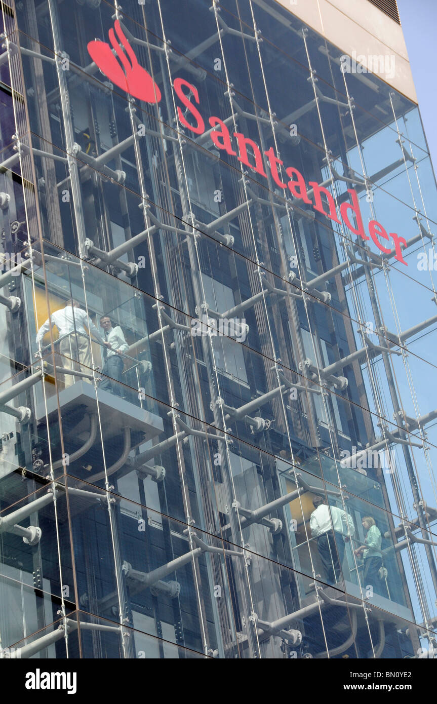 UK STAFF AT ELEVATORS AT SANTANDER HQ IN LONDON Stock Photo - Alamy