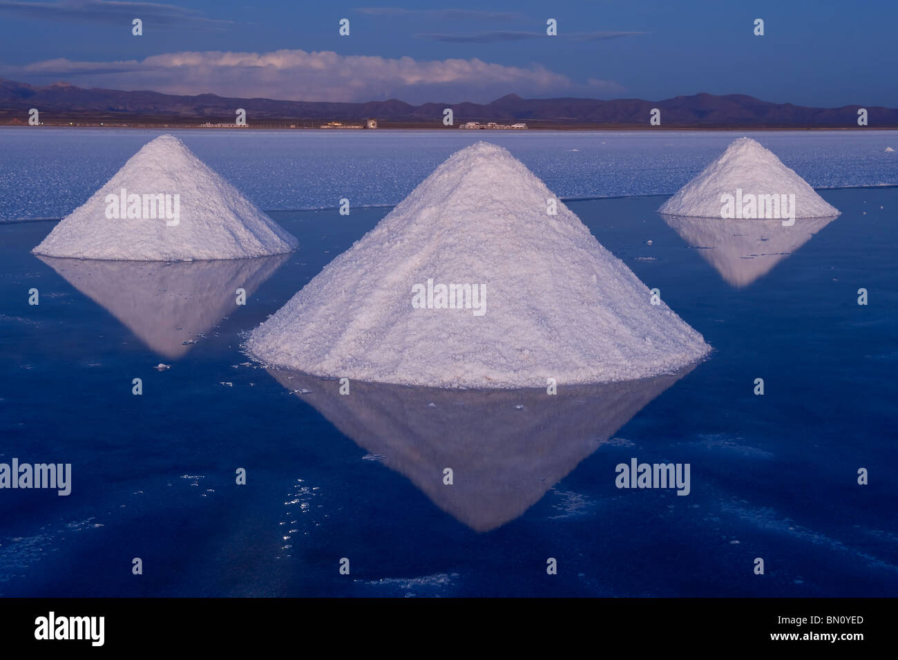 Salt cones, Salar de Uyuni at sunset, Potosi, Bolivia Stock Photo - Alamy