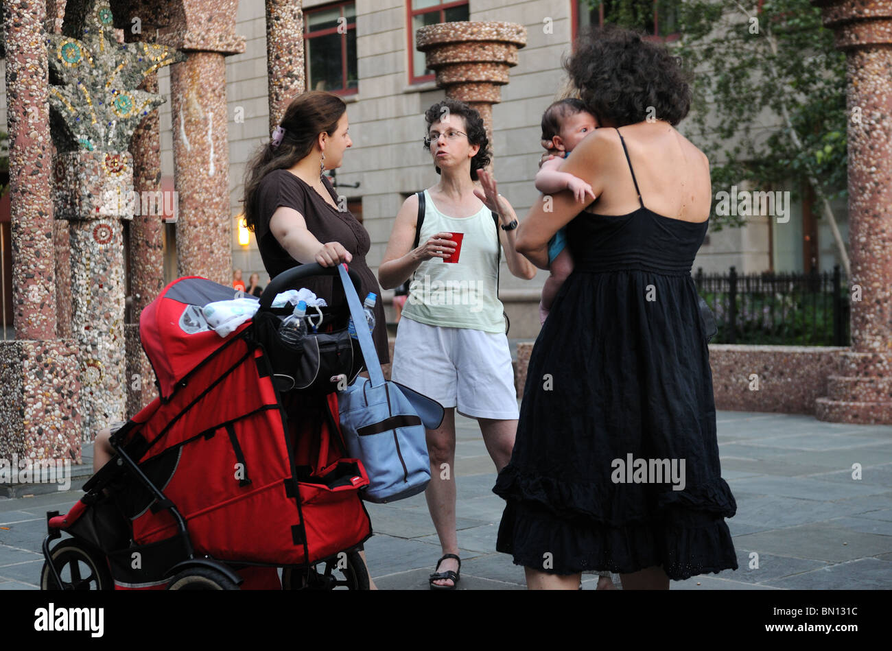 Neighbors chatting hi-res stock photography and images - Alamy