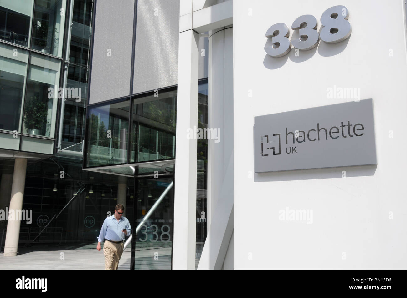 UK STAFF OUTSIDE HACHETTE PUBLISHERS HQ IN LONDON Stock Photo - Alamy