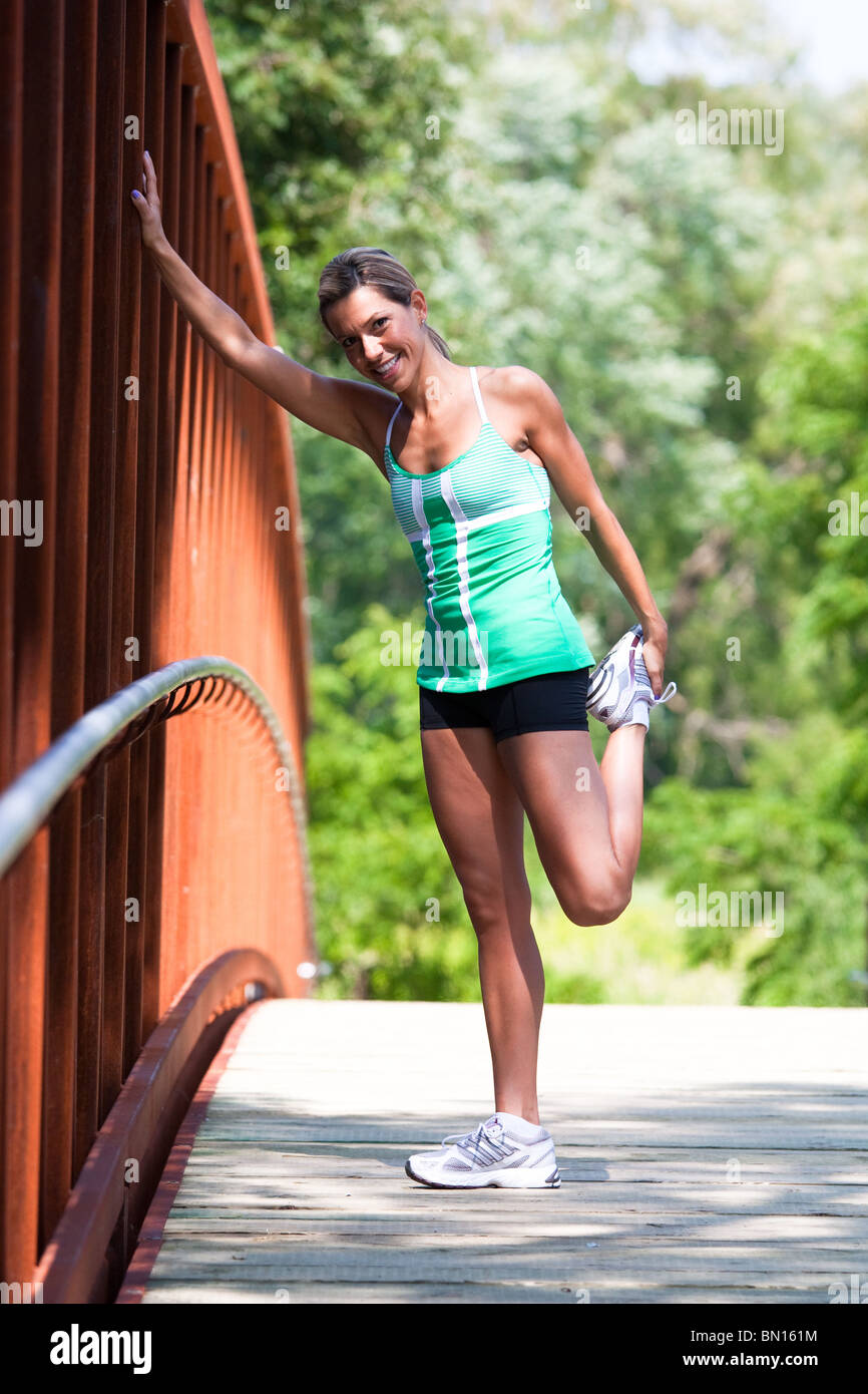tanned female runner leg stretch outdoor Stock Photo - Alamy