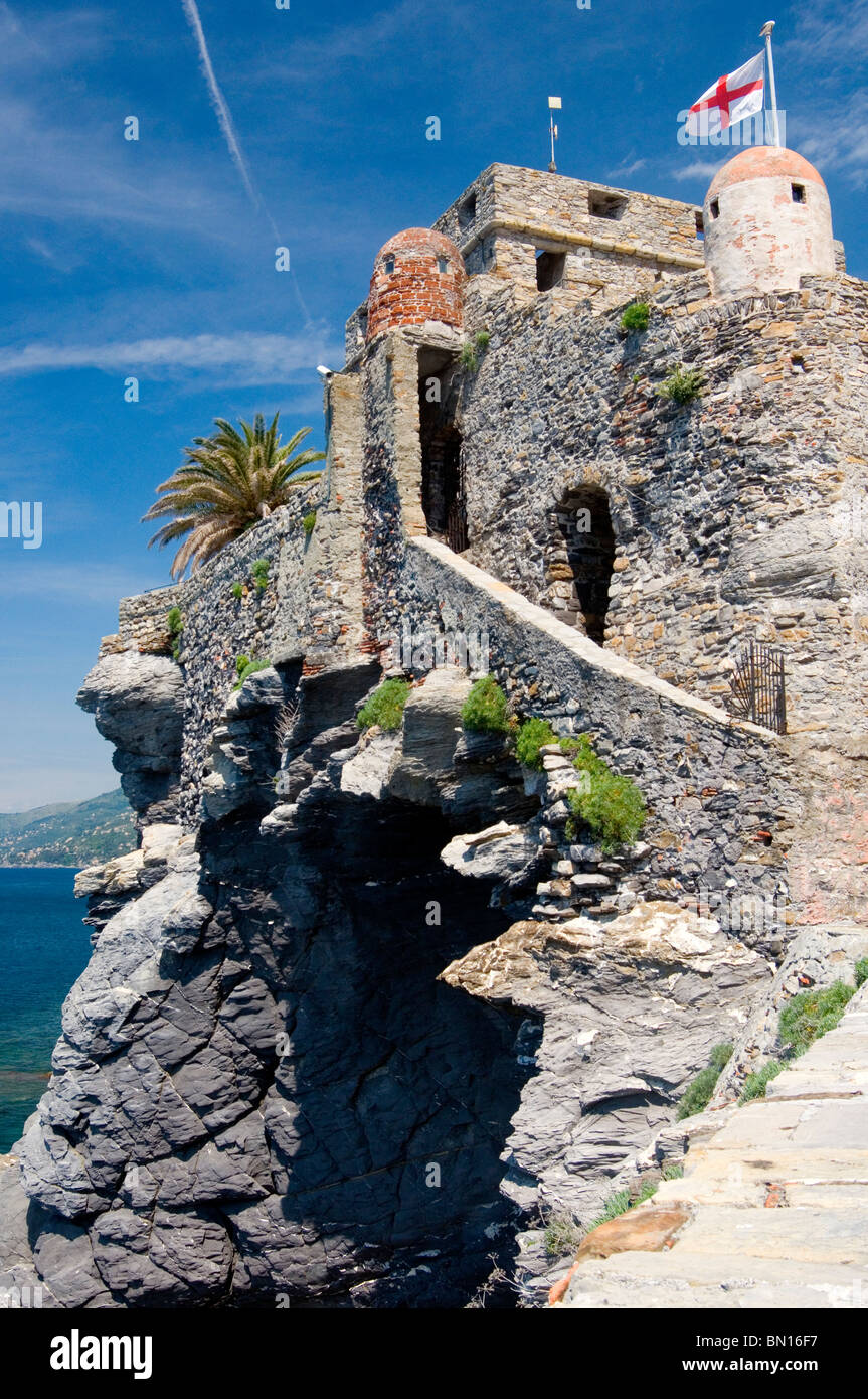 Castle dragon castle hi-res stock photography and images - Alamy