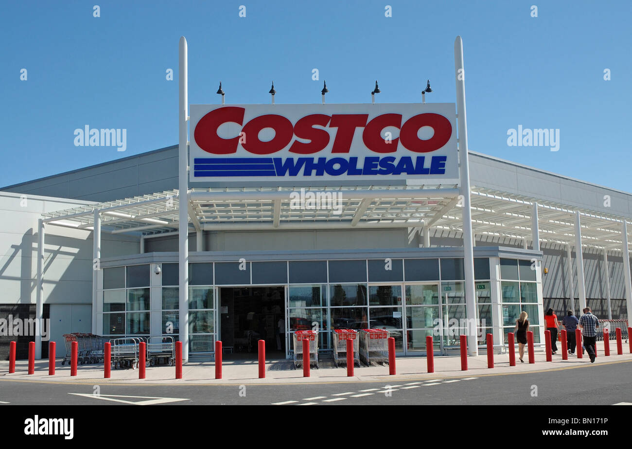 Costco wholesale shopping outlet hi-res stock photography and images ...