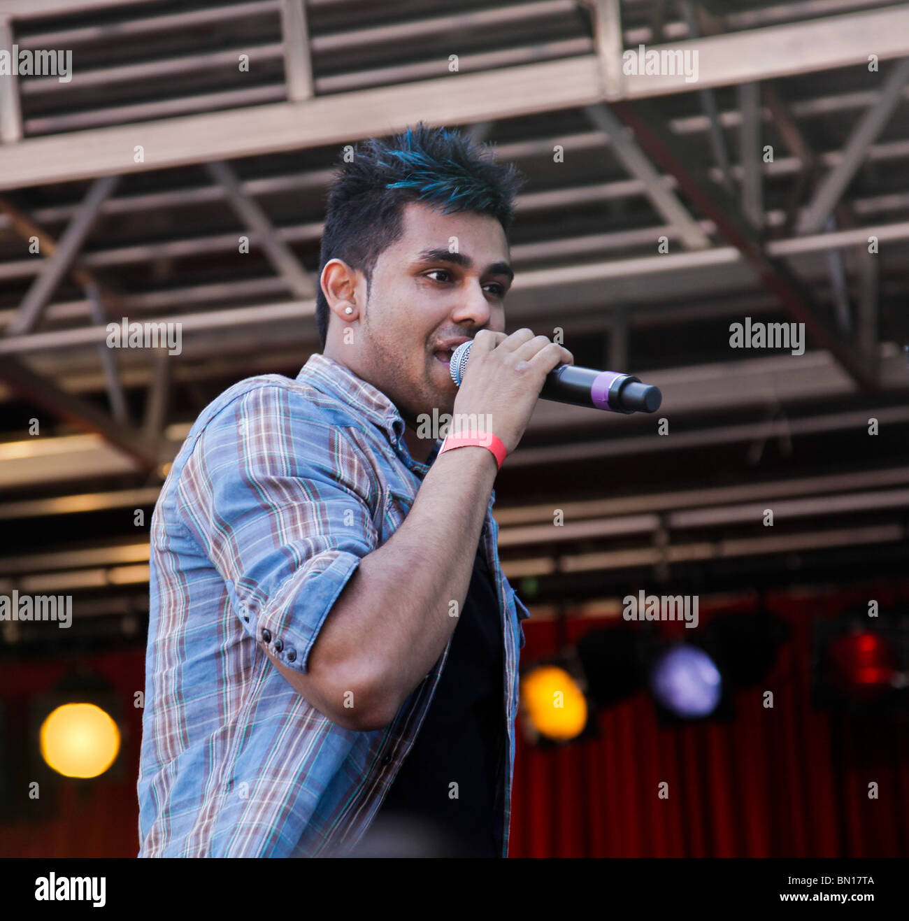 Popular new British Bhangra singer, Jaz Dhami, at the Glasgow Mela 2010 ...