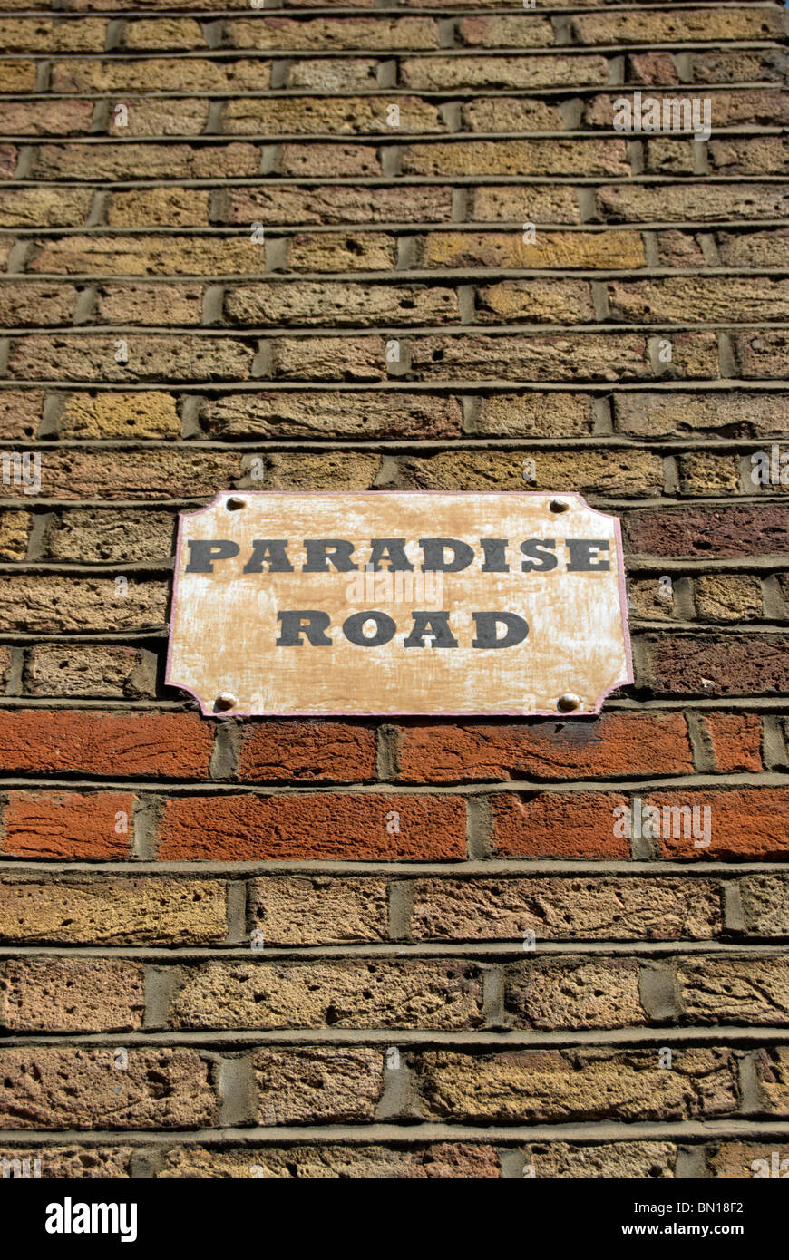 Paradise street sign hi-res stock photography and images - Alamy