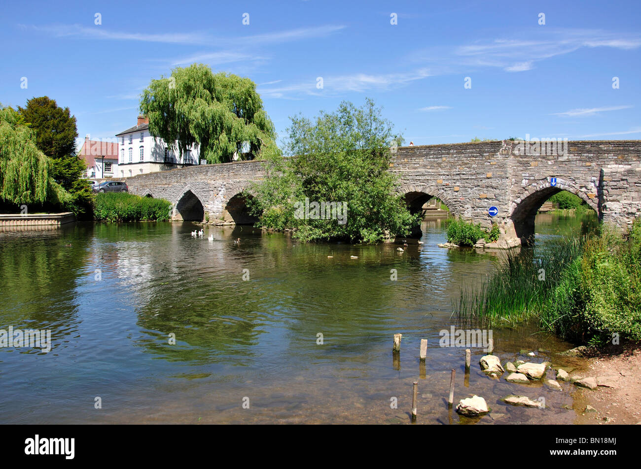 Ancient stone bridge over River Avon, Bidford-on-Avon, Warwickshire ...