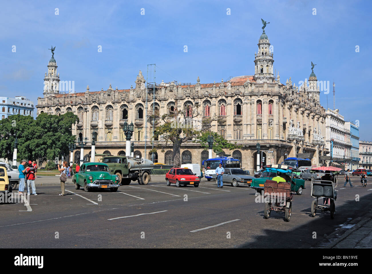 Town square havana hi-res stock photography and images - Alamy