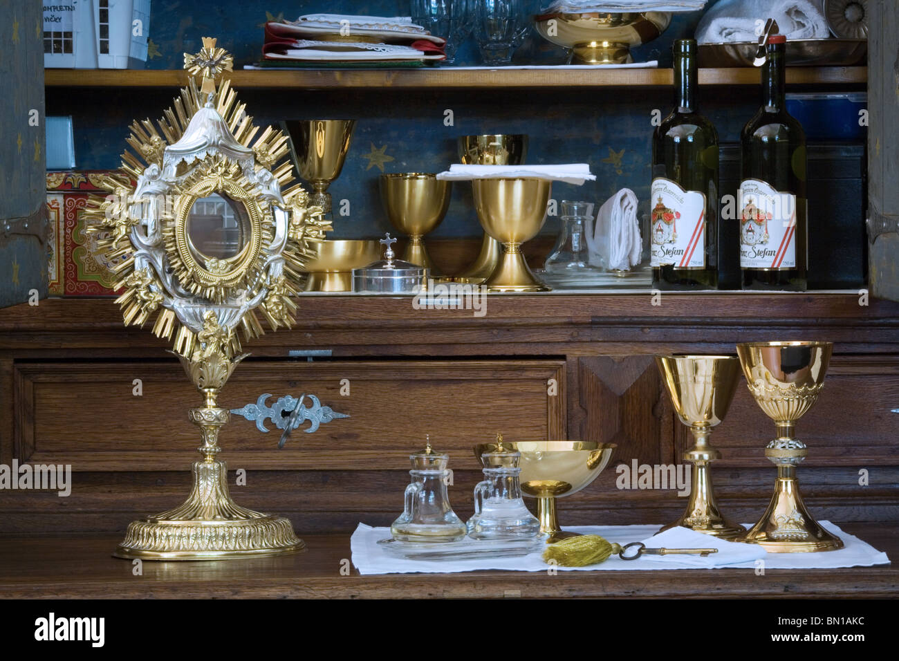 Ostensory or Monstrance and catholic mass paraphernalia Stock Photo - Alamy