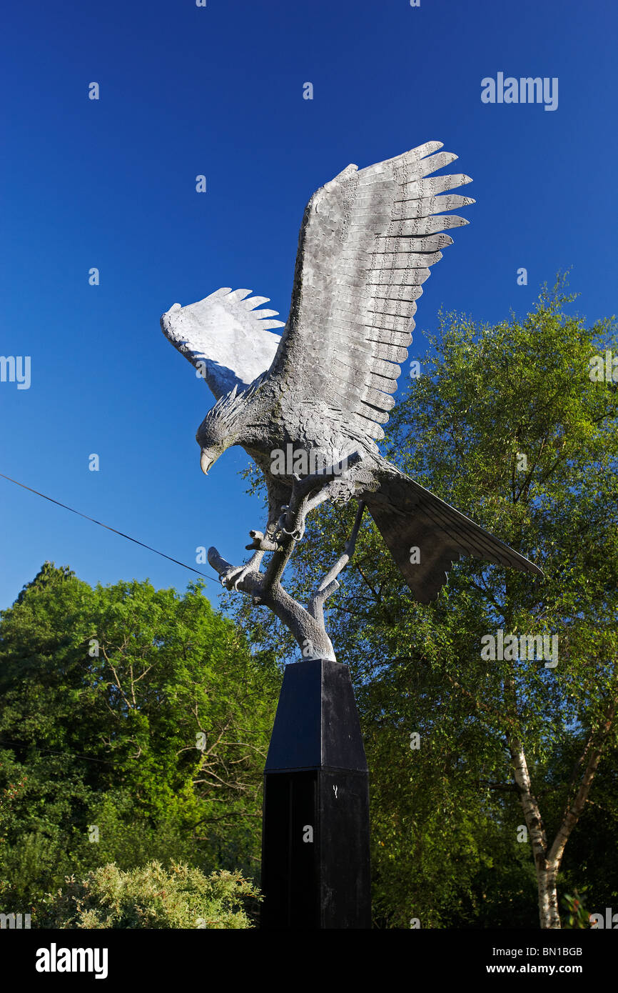 Red kite statue hi-res stock photography and images - Alamy