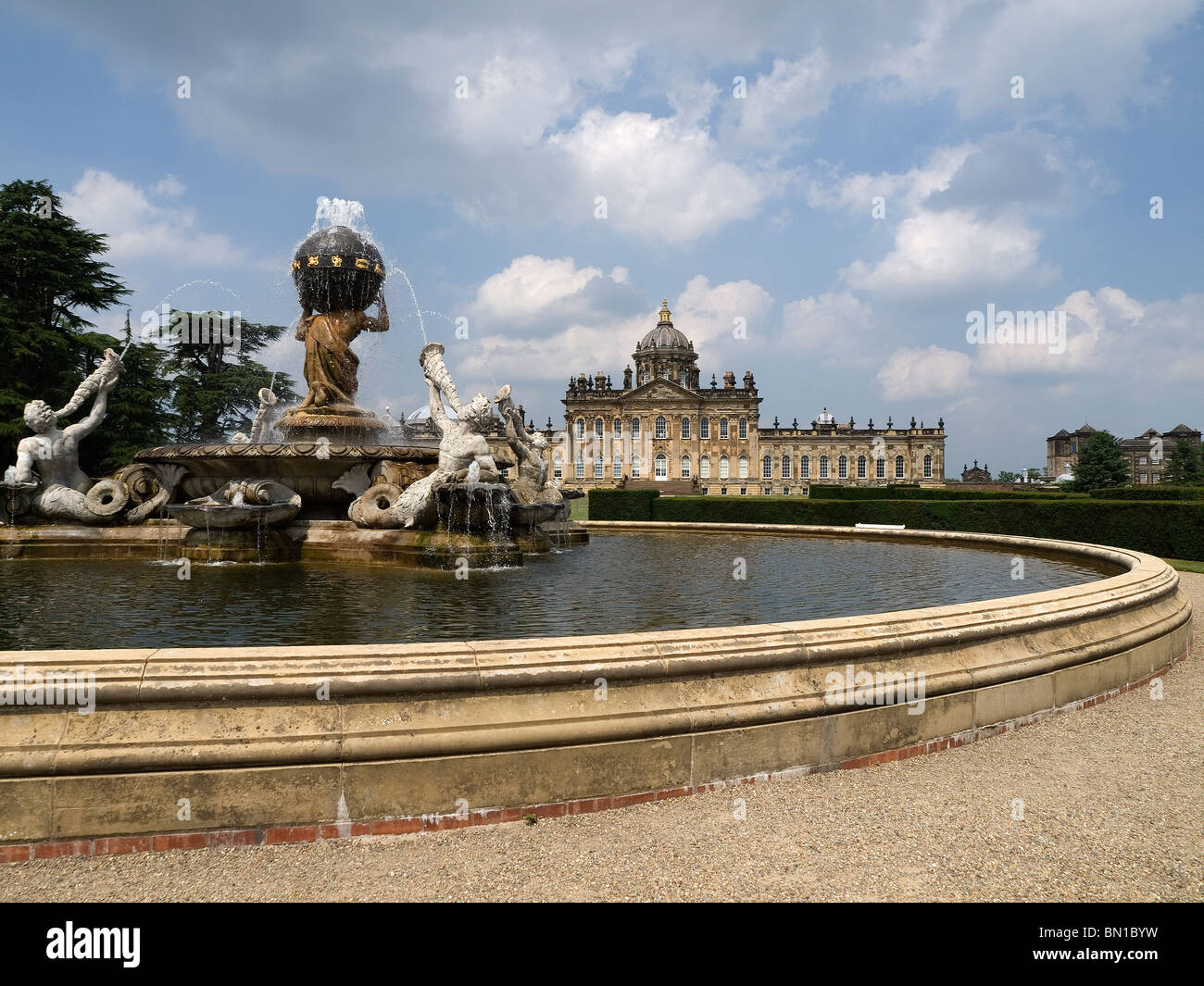 English mansion, water fountain hi-res stock photography and images - Alamy