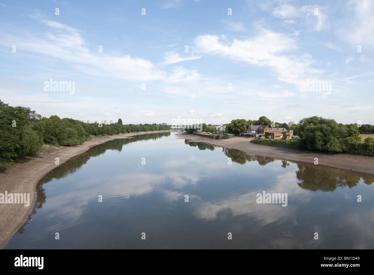 River thames chiswick bridge hi-res stock photography and images - Alamy