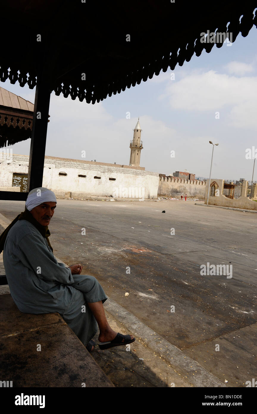 homeless muslim old man outside mosque near coptic cairo, egypt Stock ...