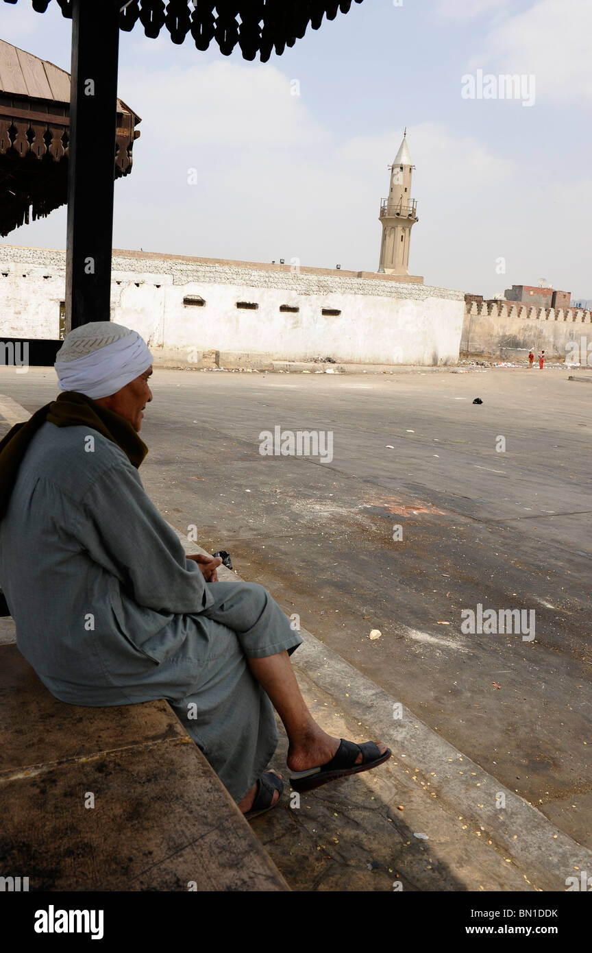 homeless muslim old man outside mosque near coptic cairo, egypt Stock ...