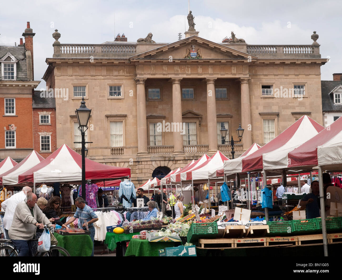Newark on trent nottinghamshire market square hi-res stock photography ...