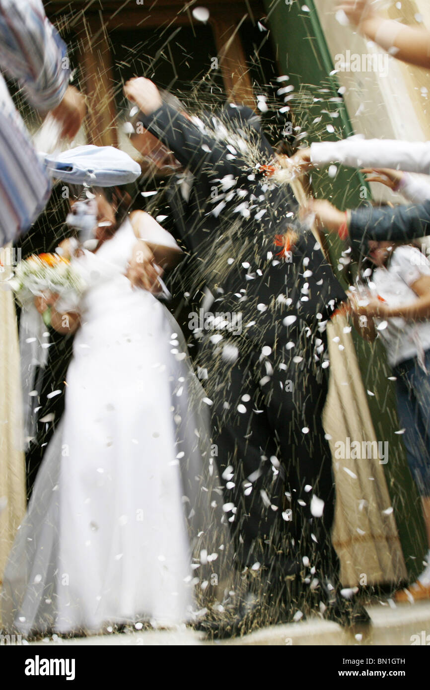 Throwing rice wedding hi-res stock photography and images - Alamy