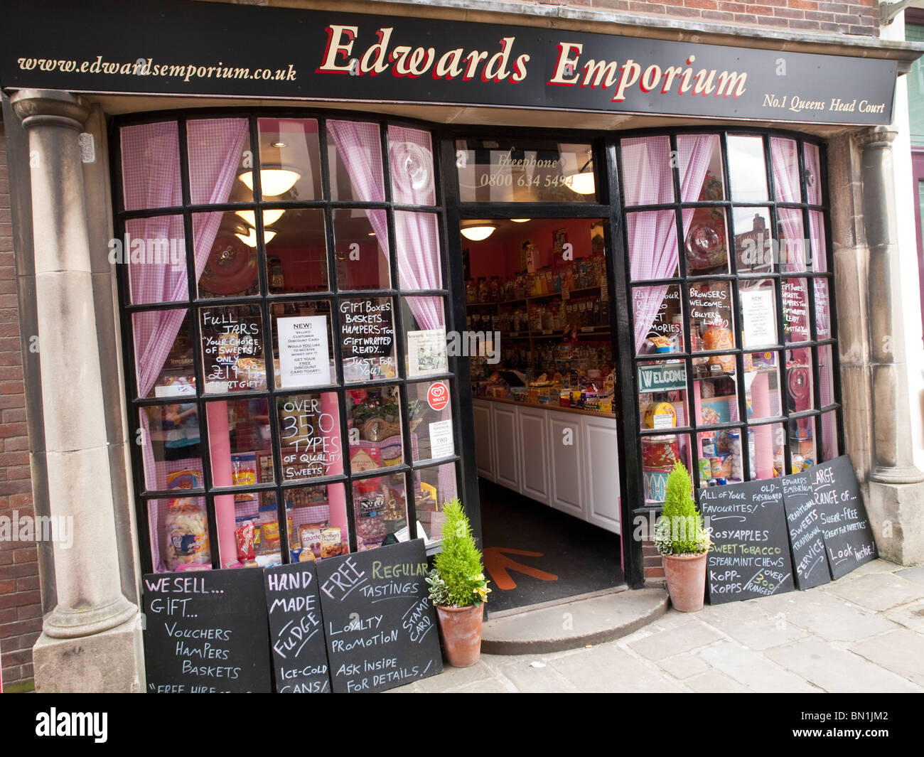 English candy store hi-res stock photography and images - Alamy