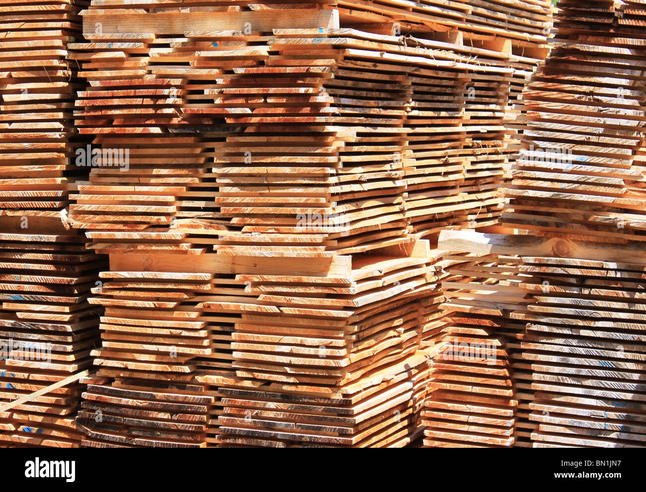 Wood on pallets hi-res stock photography and images - Alamy