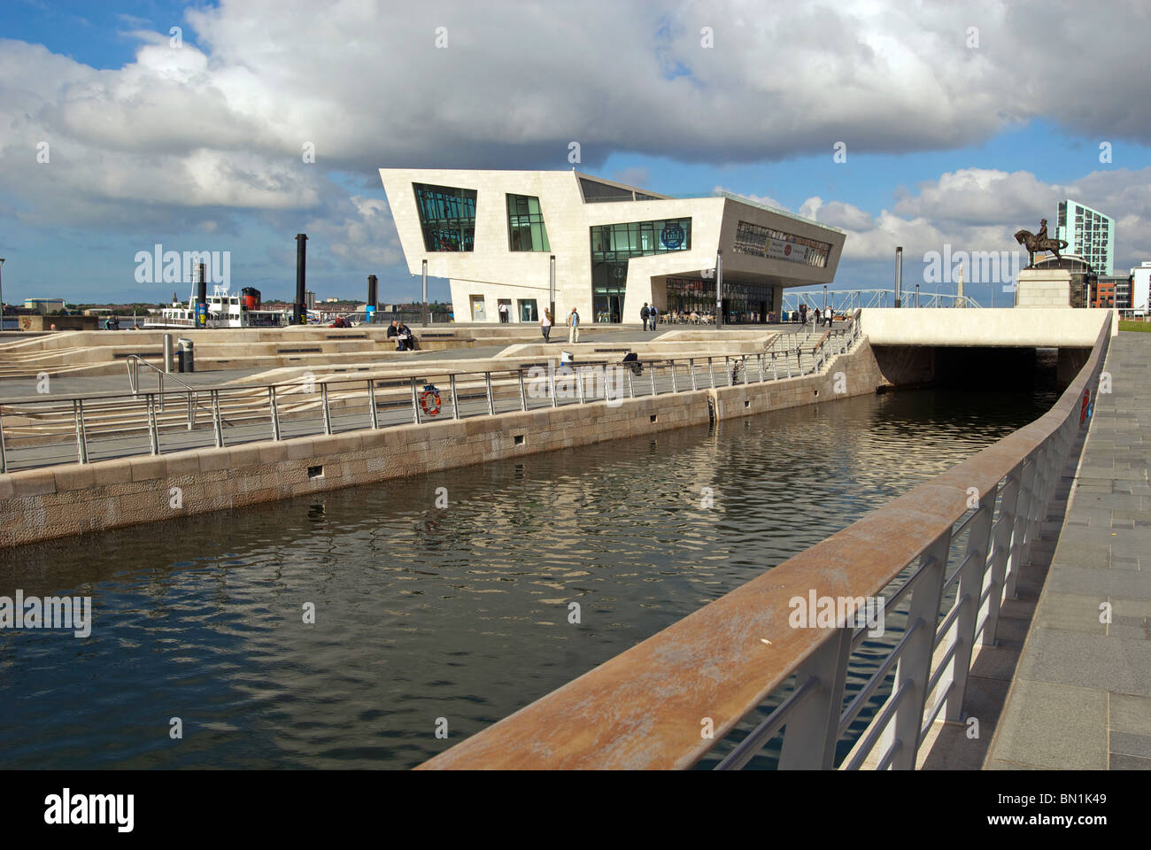 Liverpool ferry terminal building hi-res stock photography and images ...