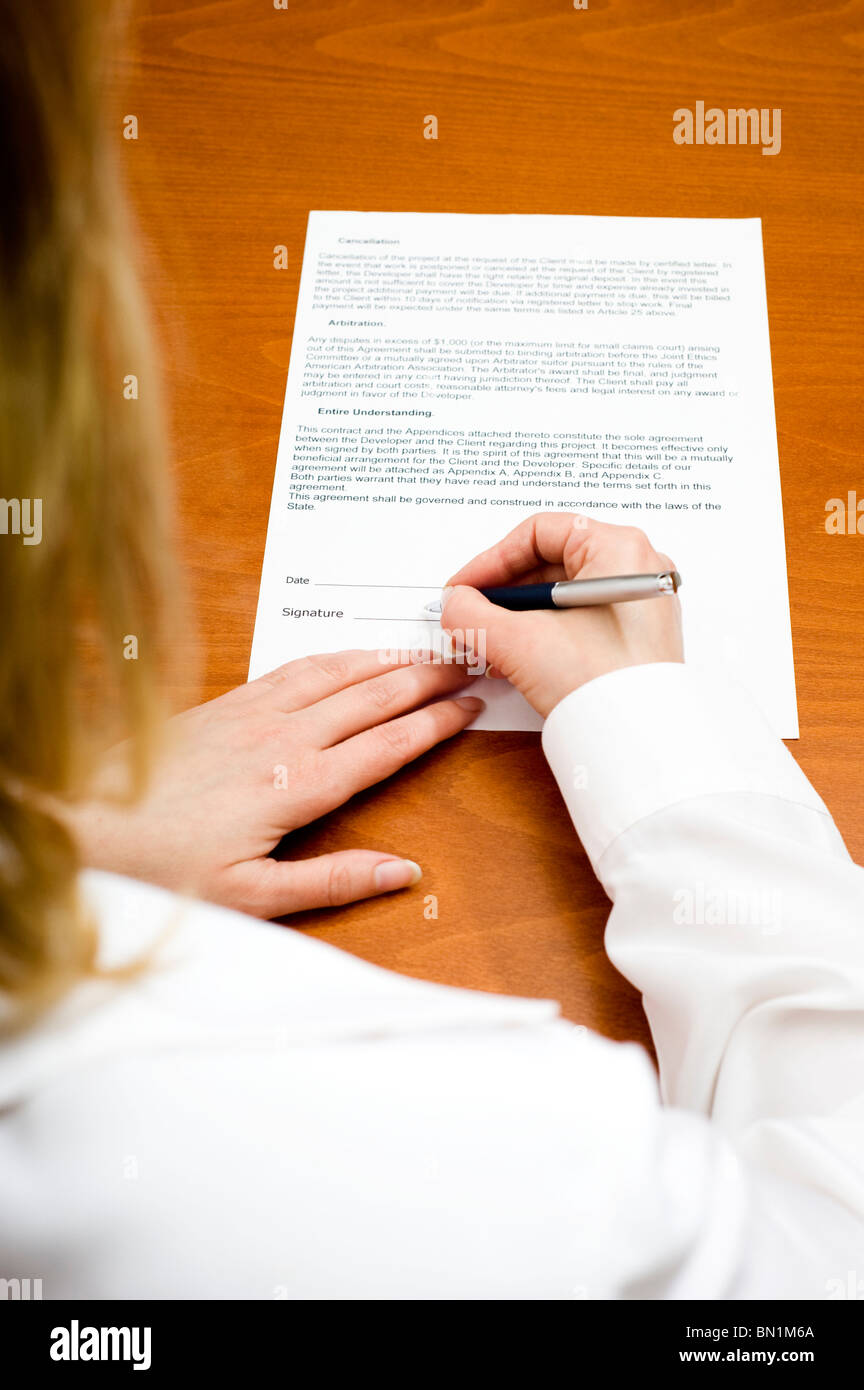 woman signing a contract Stock Photo - Alamy