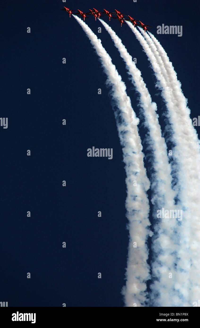 Red arrows hi-res stock photography and images - Alamy