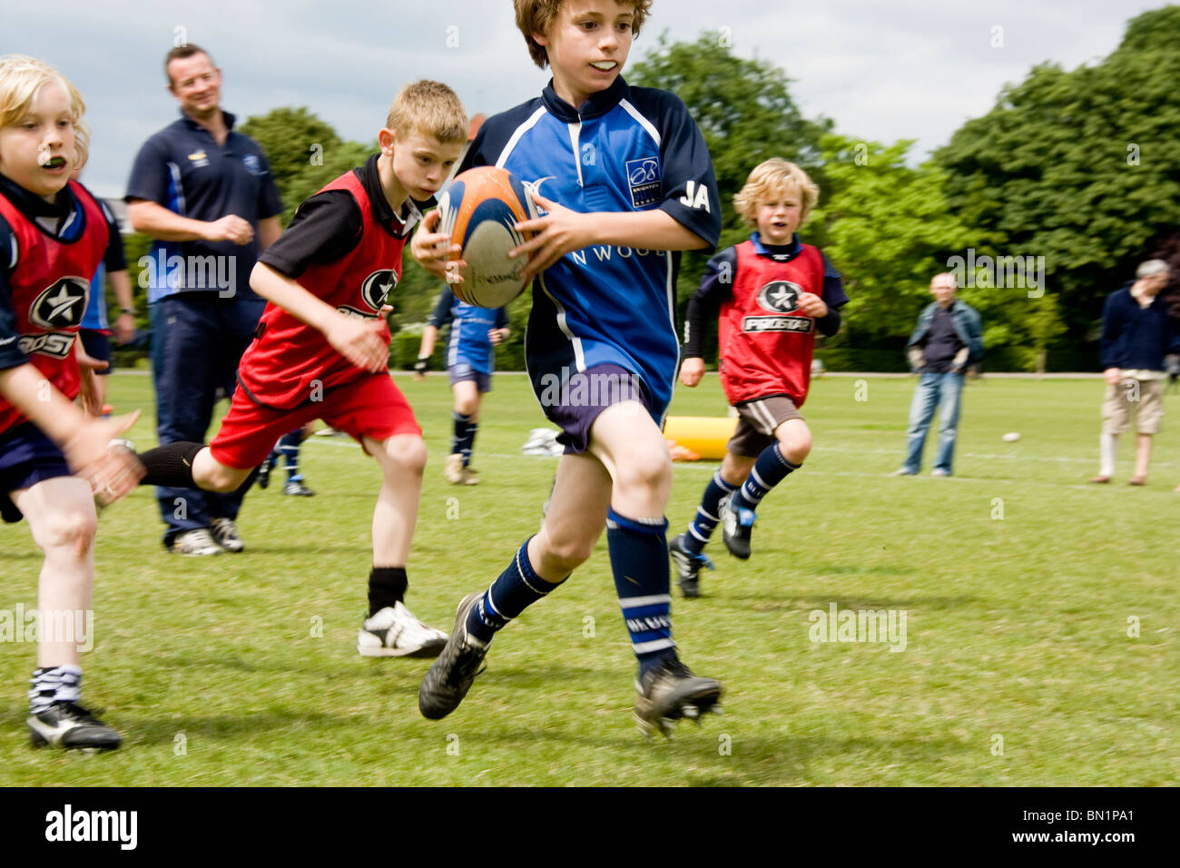 Kids playing rugby hi-res stock photography and images - Alamy