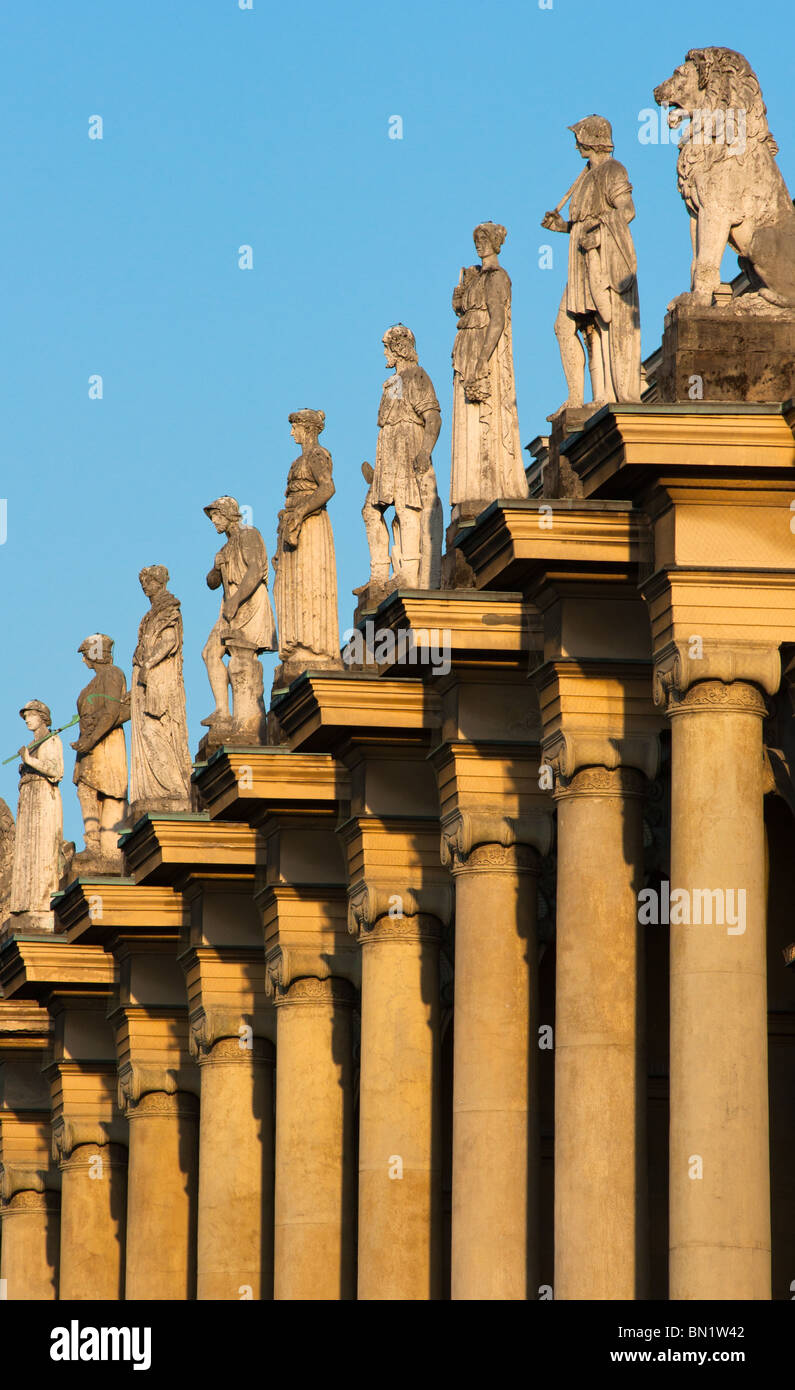 Columns with statues hi-res stock photography and images - Alamy