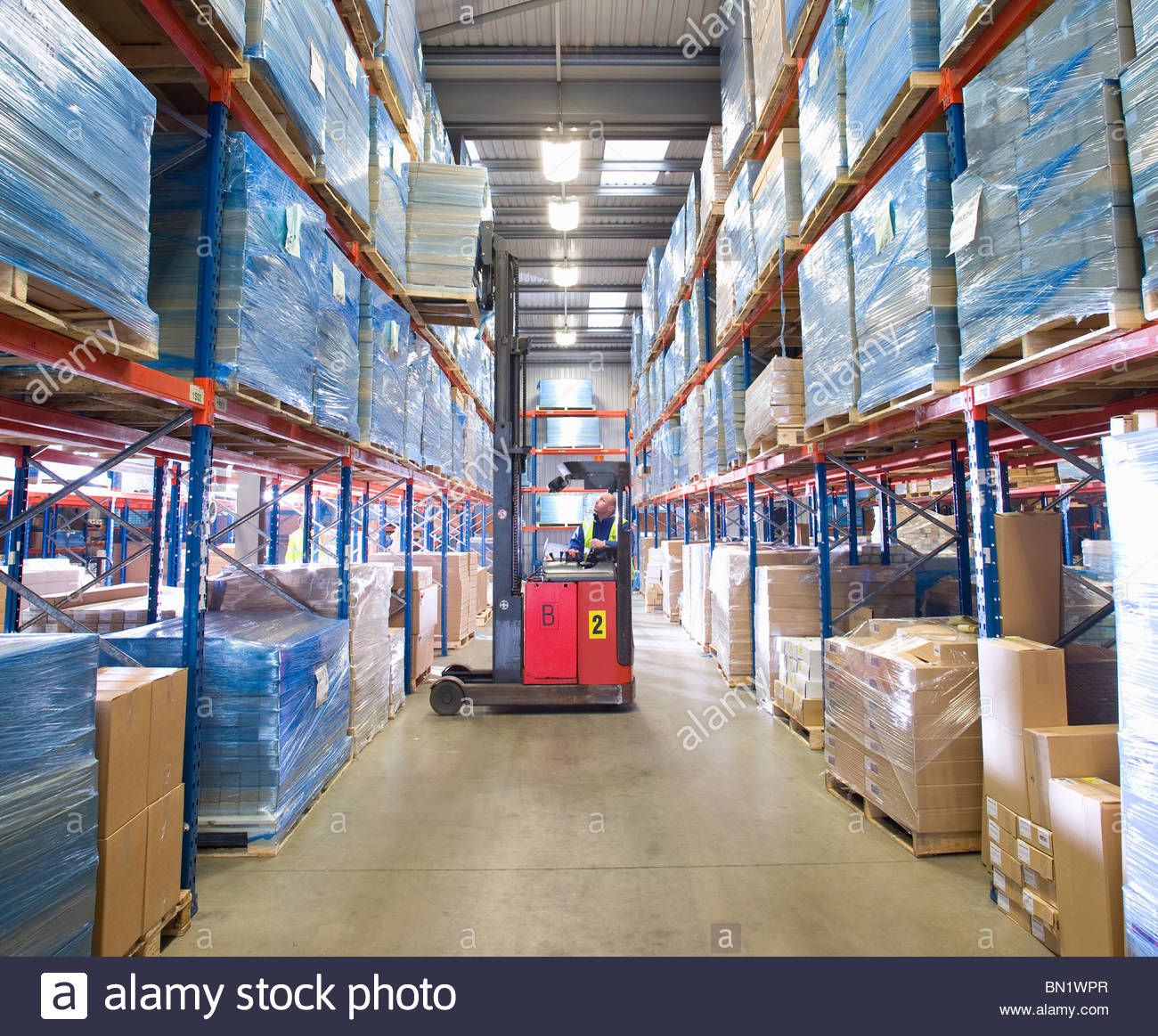 Lifting Pallet Stock Photos & Lifting Pallet Stock Images - Alamy