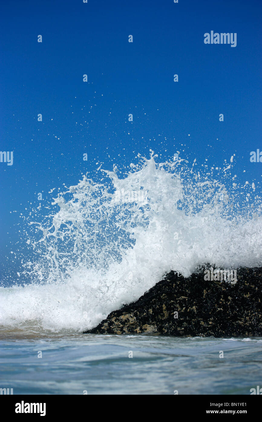 Wave hit the rock hi-res stock photography and images - Alamy