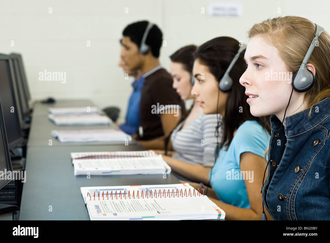 Computer lab teenagers hi-res stock photography and images - Alamy