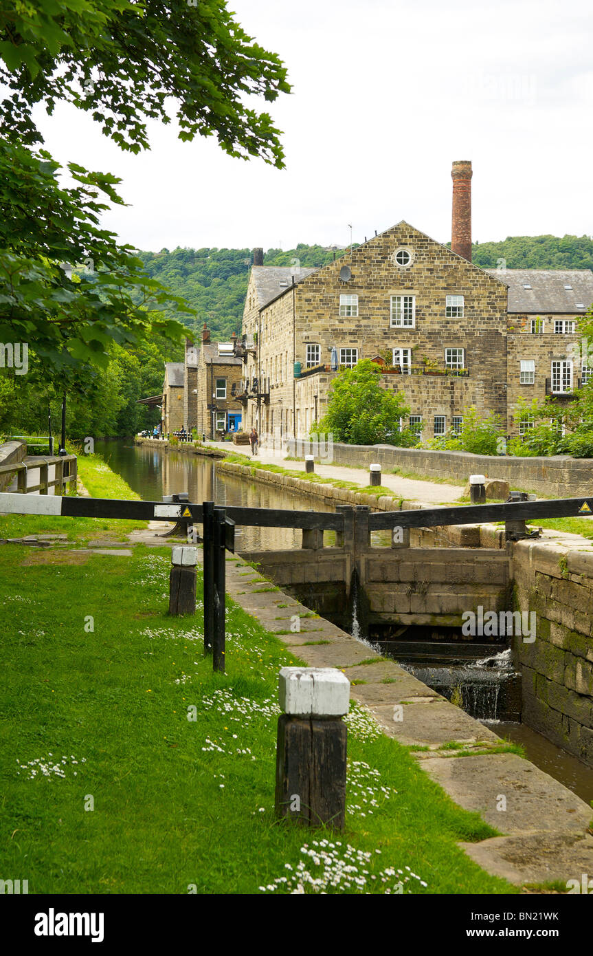 Lock gates on rochdale canal hi-res stock photography and images - Alamy