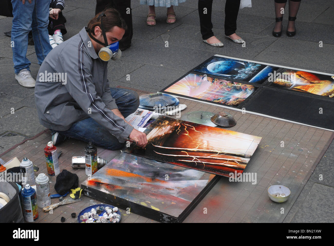Artist busking on the High Street, Edinburgh Stock Photo - Alamy