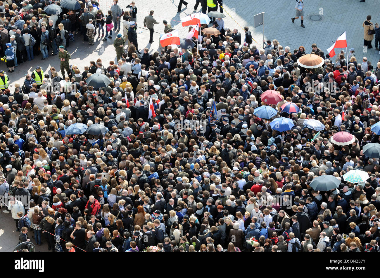 Grief mourning crowd coffin hi-res stock photography and images - Alamy