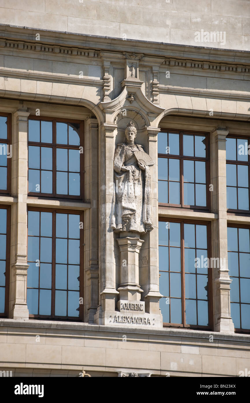 Stone statues of Queen Victoria and Prince Albert on the exterior of ...