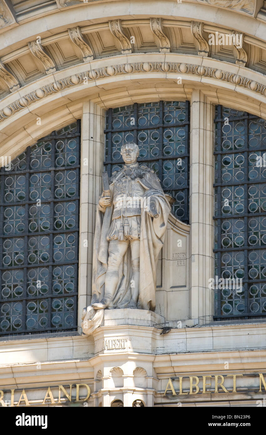 Stone statues of Queen Victoria and Prince Albert on the exterior of ...