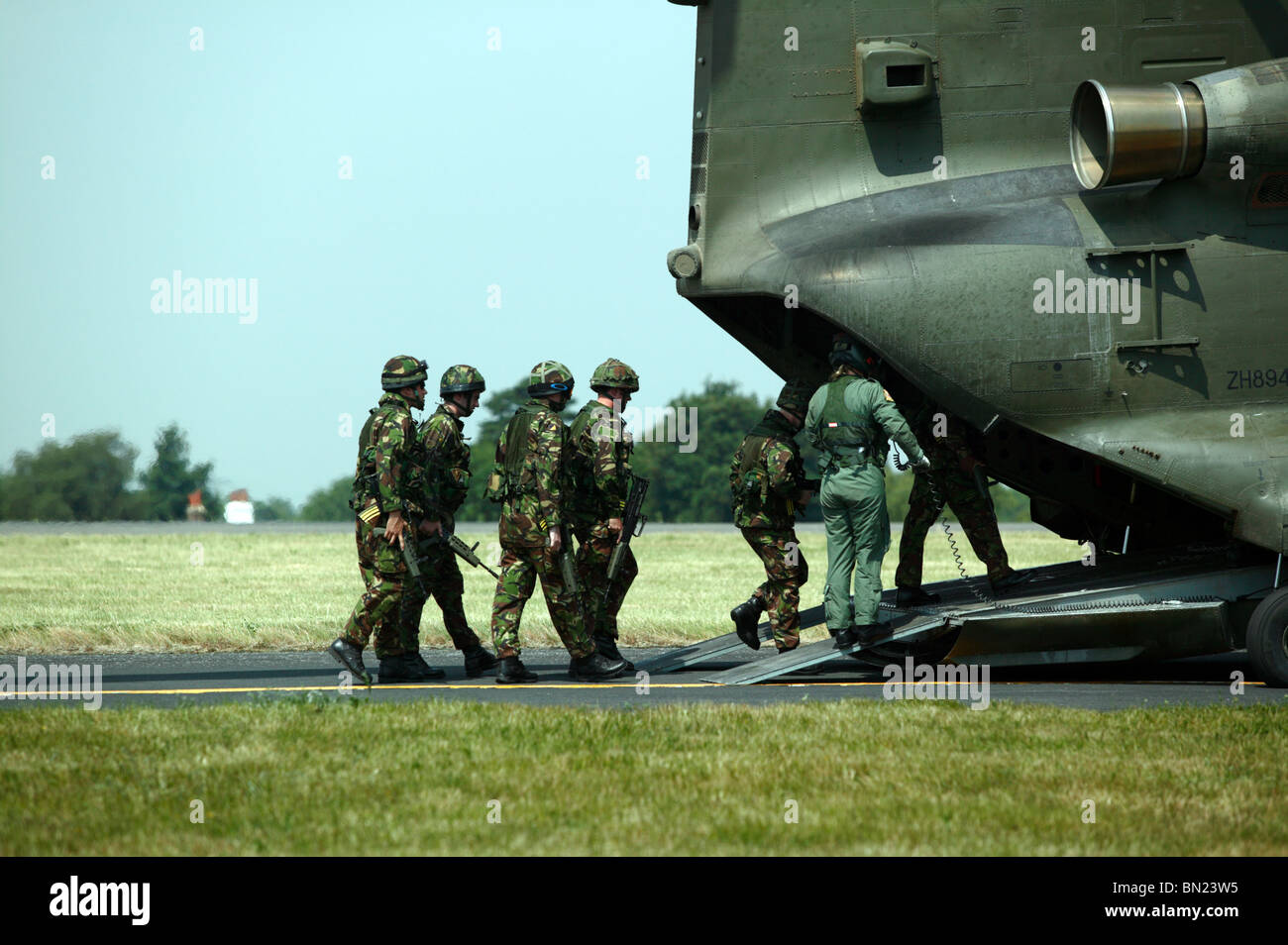 Loadmaster hi-res stock photography and images - Alamy