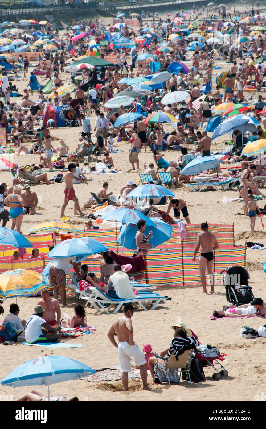 A crowded Margate Beach on a hot summer weekend, England Stock Photo ...