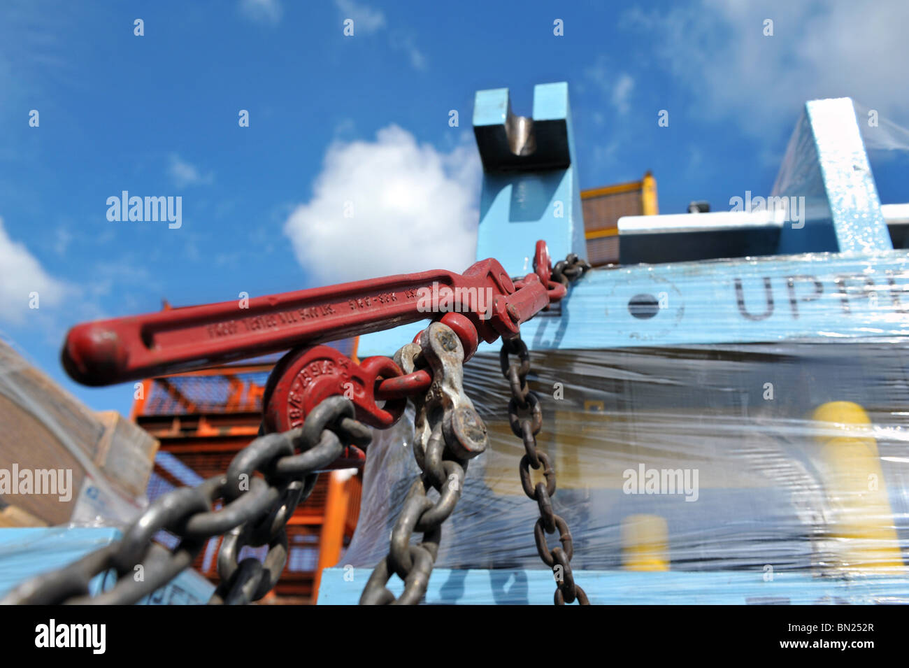 a chain and snap binder securing cargo to a flatbed trailer Stock Photo ...