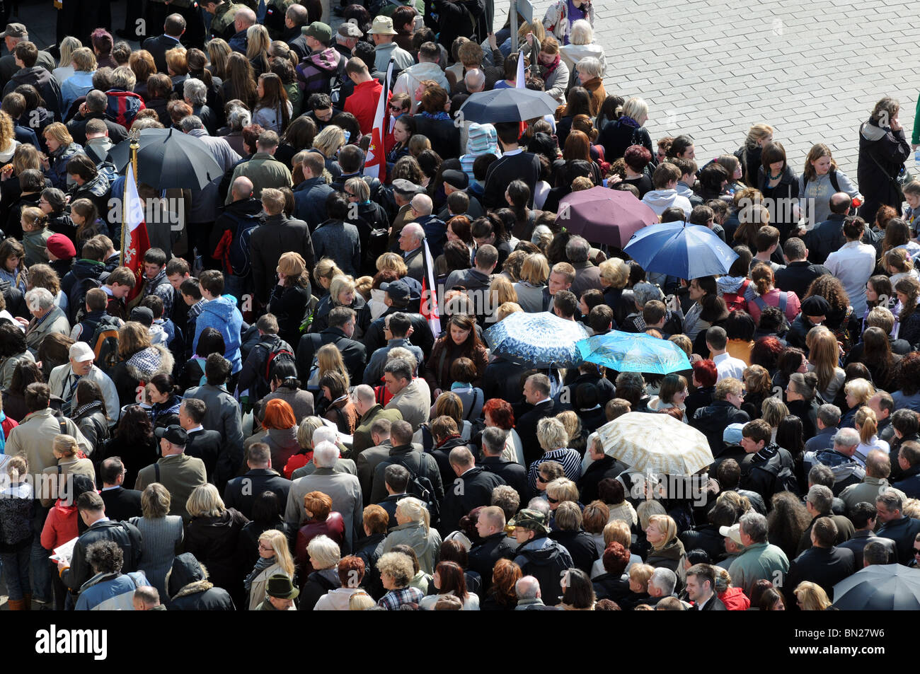 Grief mourning crowd coffin hi-res stock photography and images - Alamy