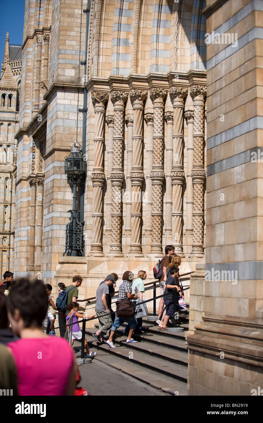 Museum exterior wait history hi-res stock photography and images - Alamy