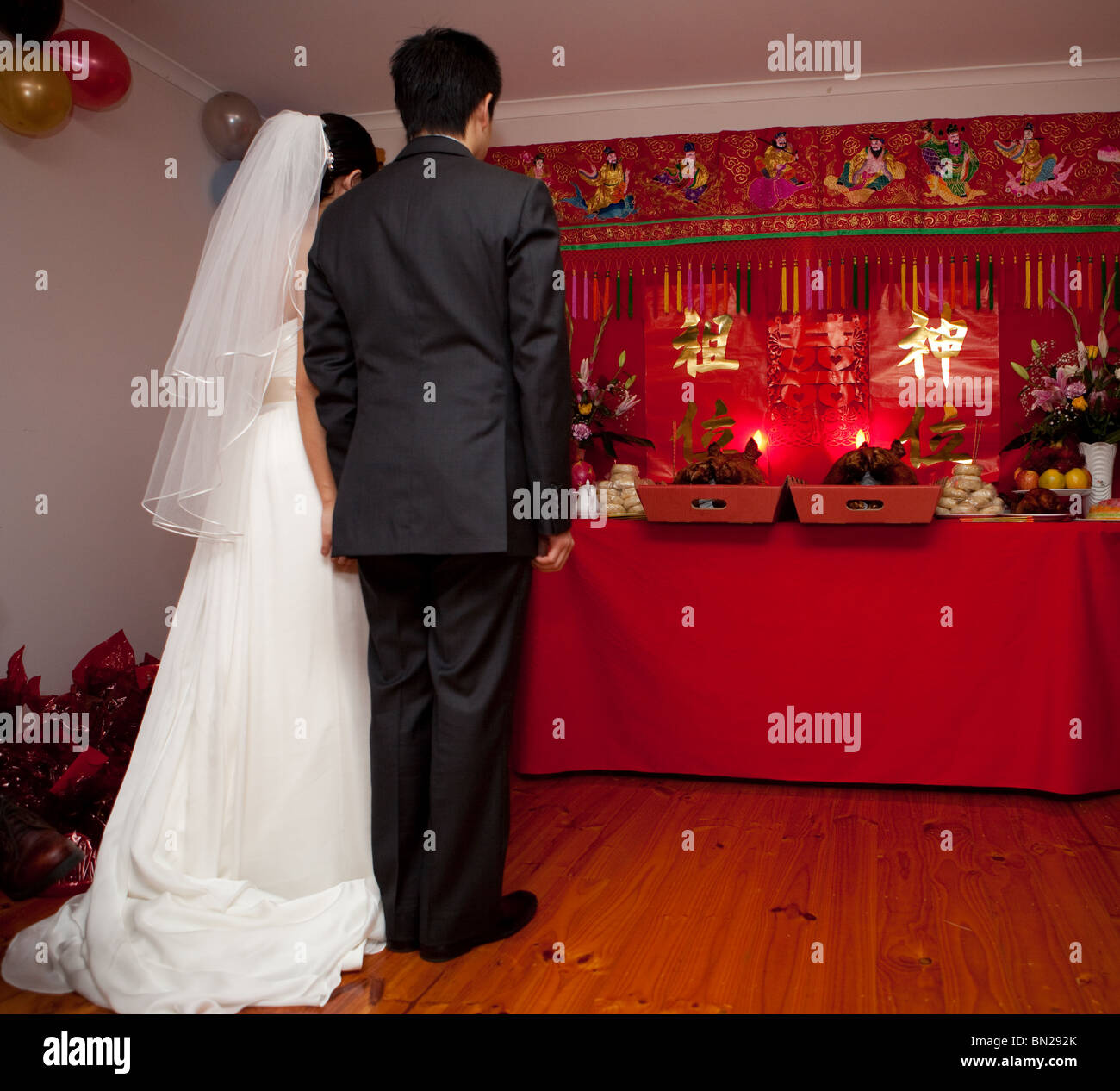 Bride and groom at traditional Asian wedding Stock Photo - Alamy