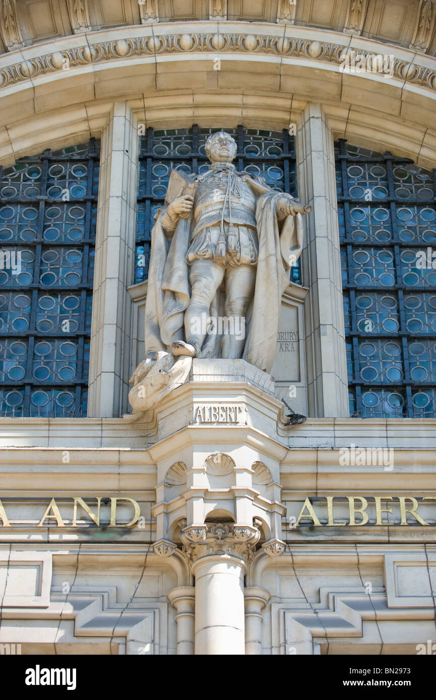 Stone statues of Queen Victoria and Prince Albert on the exterior of ...