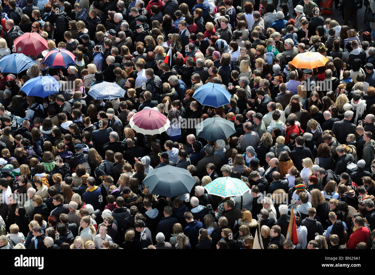 Grief mourning crowd coffin hi-res stock photography and images - Alamy