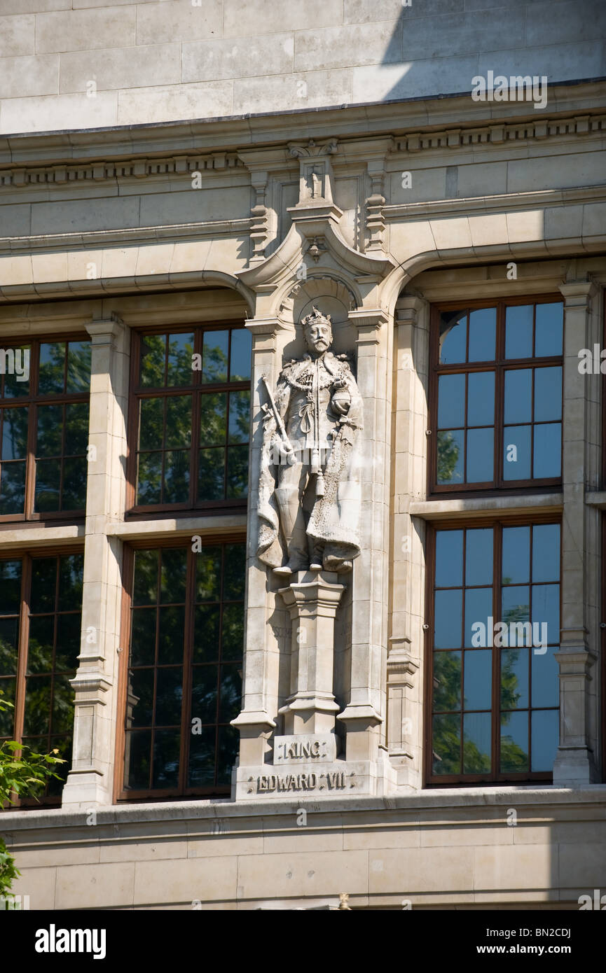 Stone statues of Queen Victoria and Prince Albert on the exterior of ...