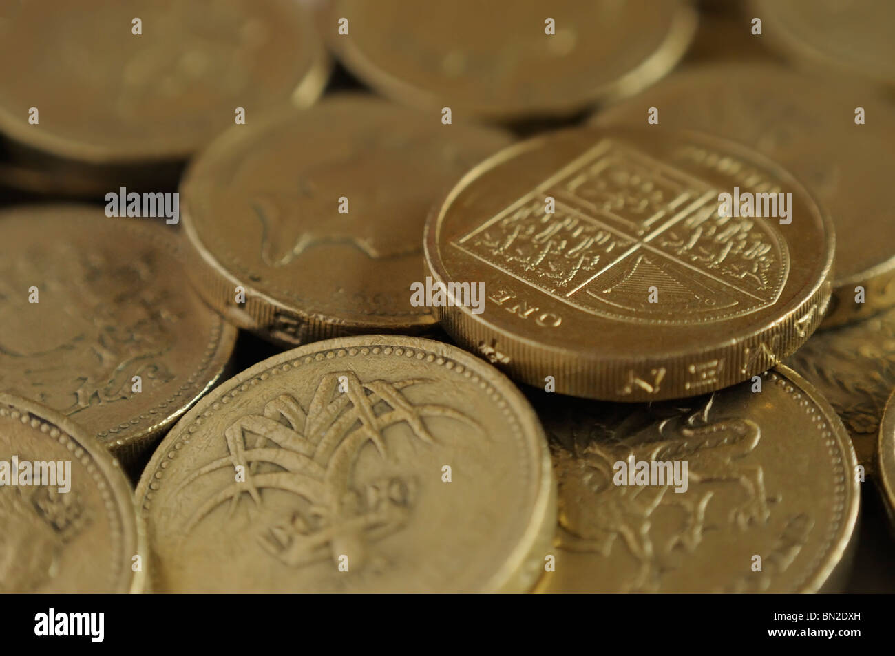 A collection of British One Pound coins Stock Photo - Alamy