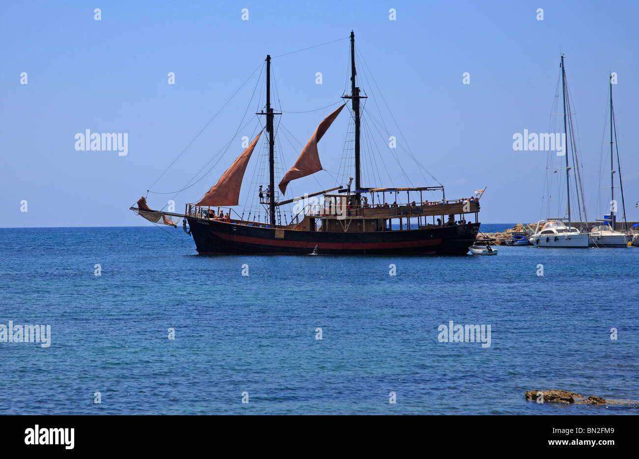Jolly roger pirate ship hi-res stock photography and images - Alamy