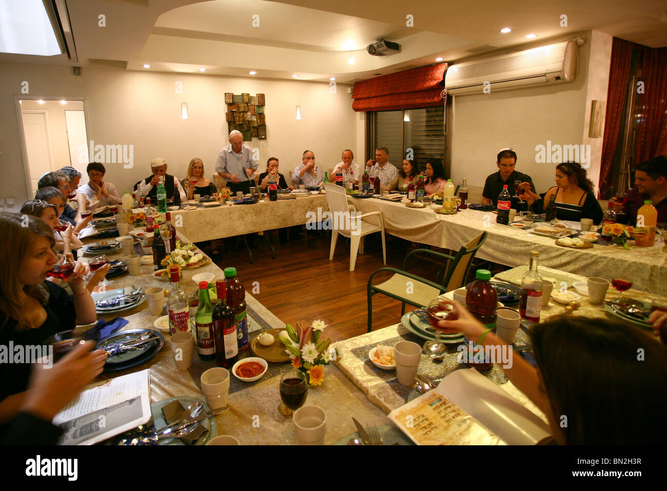 Family at jewish passover seder hi-res stock photography and images - Alamy