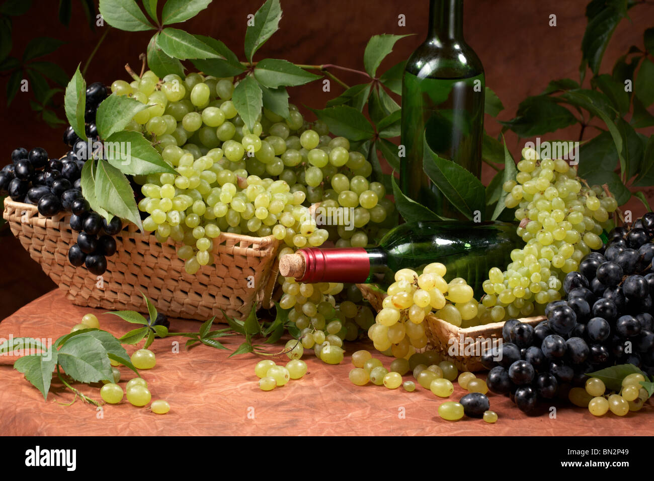 Red wine grape clusters hi-res stock photography and images - Alamy